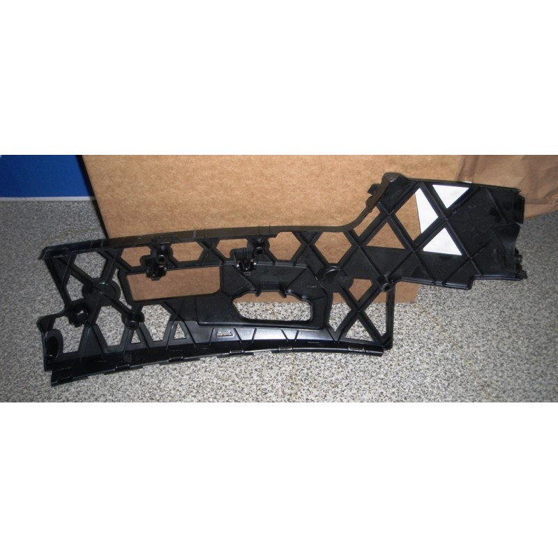 VW Passat 11-13 priekšējā bampera stiprinājums L, 3AA807177